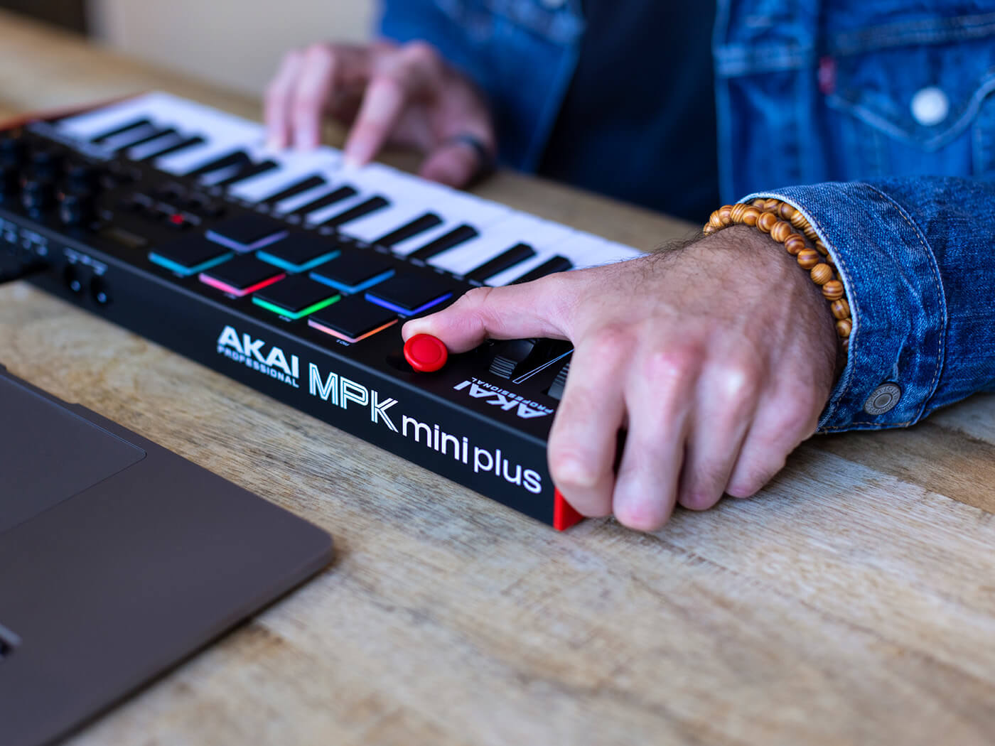 AKAI MPK Mini Plus | قیمت میدی کنترلر - سازکالا